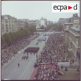 ImagesDéfense - Vue aérienne du défilé à pied. Passage du drapeau et sa ...