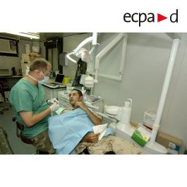 ImagesDéfense - Patient militaire chez le dentiste.