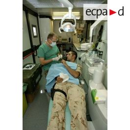 ImagesDéfense - Patient militaire chez le dentiste.