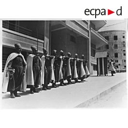 ImagesDéfense - Relève de la garde au PC du chef des forces françaises ...