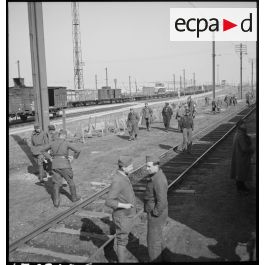ImagesDéfense - En gare de Trappes plan général d'une voie ferrée près ...