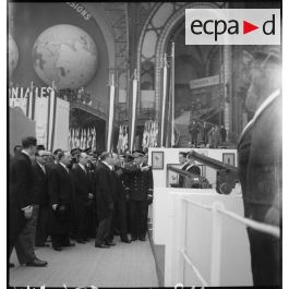 ImagesDéfense - Monsieur Georges Mandel se tient devant un stand de l ...