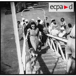 ImagesDéfense - Dans le port de Saigon, les passagers embarquent à bord ...