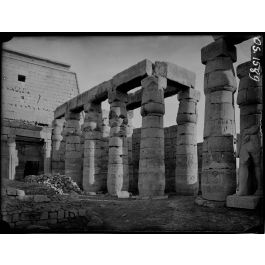 ImagesDéfense - Temple de Louksor. Egypte. Portique de la cour de ...