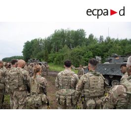 ImagesDéfense - Un officier britannique du 5th Rifles Battalion dirige ...