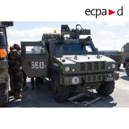 ImagesDéfense - Un soldat britannique présente un véhicule de liaison ...