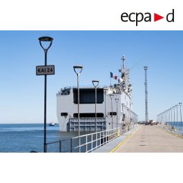 ImagesDéfense - Le porte-hélicoptères amphibie (PHA) Mistral est amarré ...