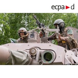 ImagesDéfense - Le lieutenant Louis et le caporal Trévor du régiment d ...