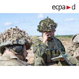 ImagesDéfense - Un soldat estonien communique par radio au milieu d'une ...
