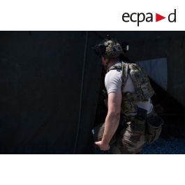 ImagesDéfense - Un soldat récupère du matériel médical dans une tente à ...