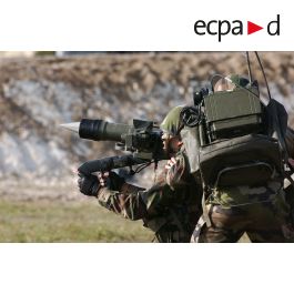 ImagesDéfense - Mise en oeuvre d'un missile SATCP Mistral lors des ...
