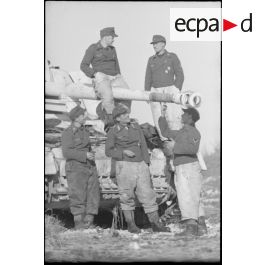 ImagesDéfense - Le lieutenant Albert Ernst et son équipage devant le ...