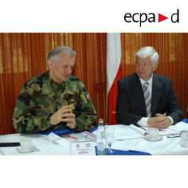 ImagesDéfense - Le général krga et le ministre de la Défense de Serbie.
