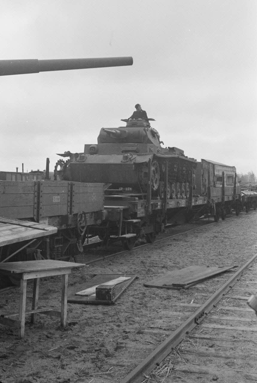 ImagesDéfense - Un blindé allemand Panzer-III dépourvu de chenilles ...