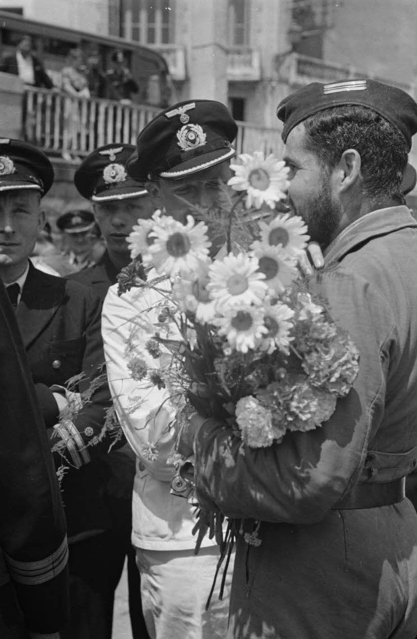 ImagesDéfense - Des officiers de la 7.Unterseebootsflottille se pressent autour du ...