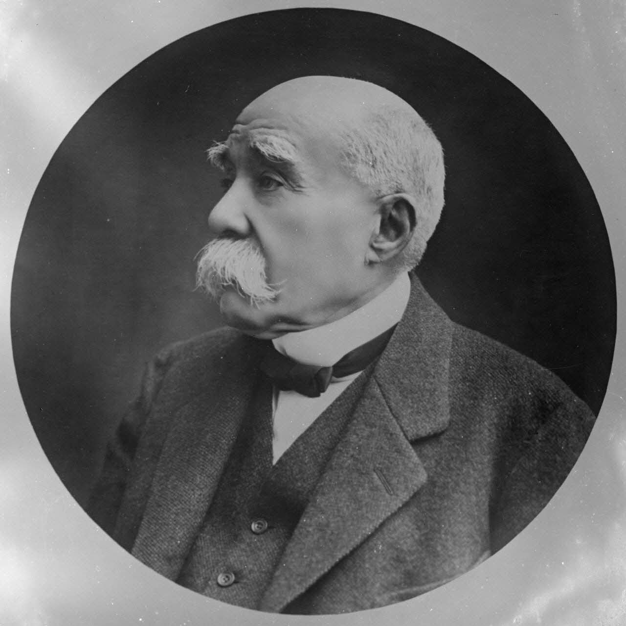 ImagesDéfense - Portrait de Clemenceau dans un cercle, Paris, 1918 ...