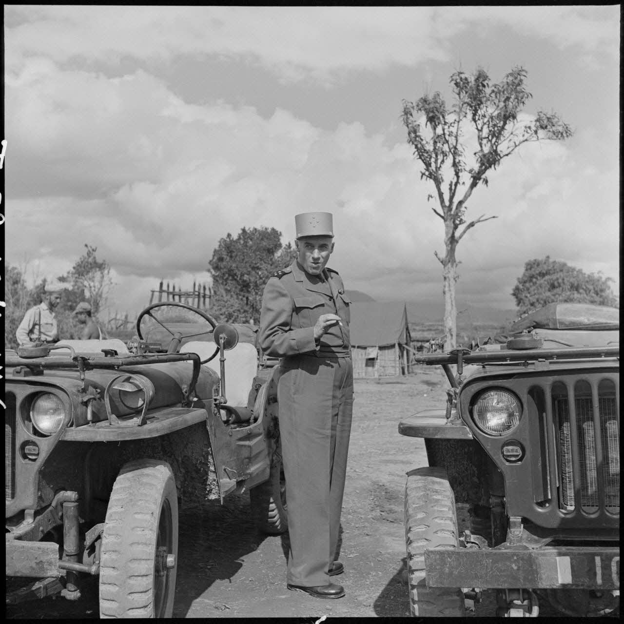 ImagesDéfense - Le général Navarre, commandant en chef en Indochine, au ...