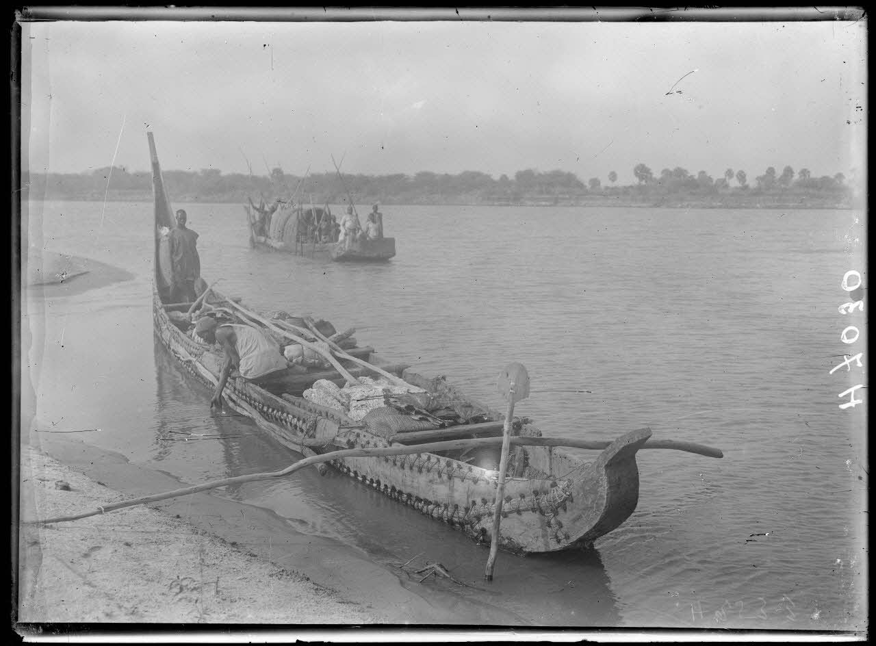 ImagesDéfense - Le Chari, à 4h au nord de Kobero. Pirogue du Tchad ...