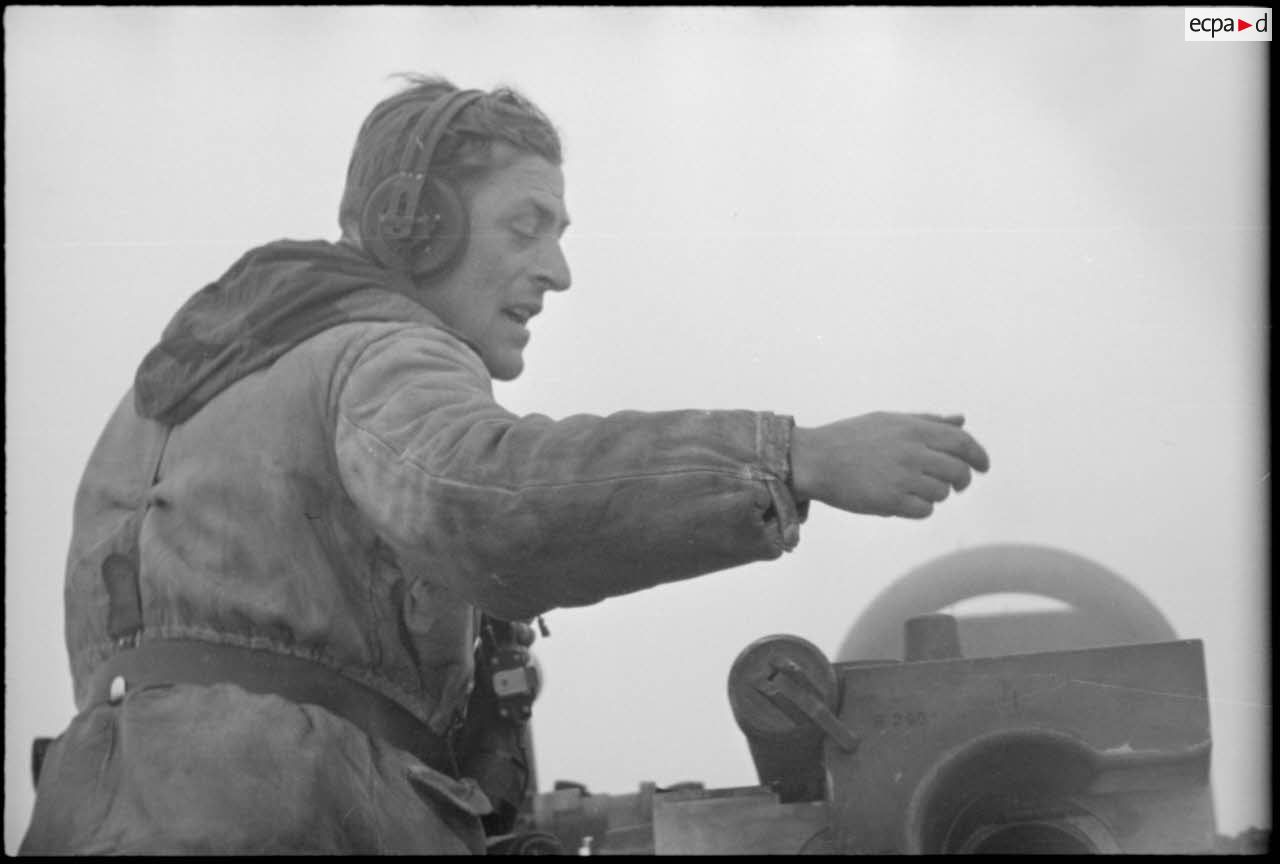 ImagesDéfense - Le lieutenant Albert Ernst à bord du Nashorn baptisé ...