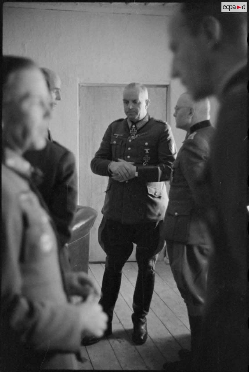 ImagesDéfense - Des officiers supérieurs entourent le maréchal ...