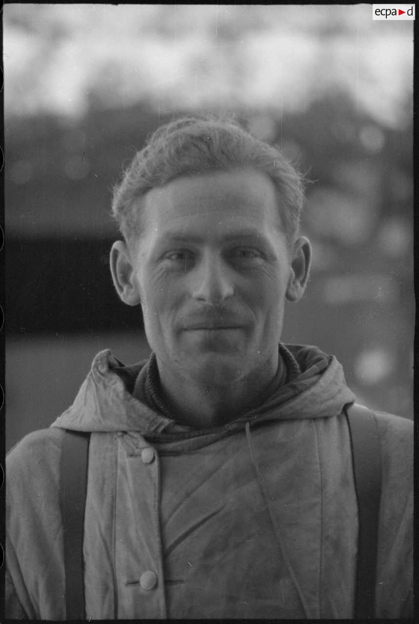 ImagesDéfense - Le lieutenant Albert Ernst, chef de section au sein du ...