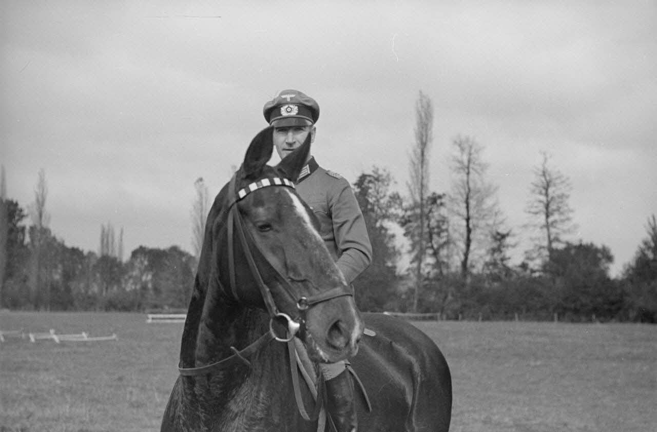 ImagesDéfense - Le commandant (Major) Rudolf Lippert et son cheval.