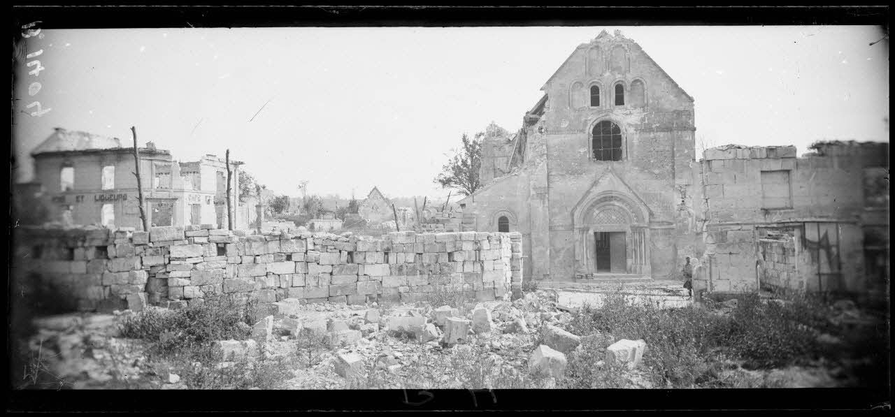 ImagesDéfense - Tracy-le-Val : façade de l’église avec vue sur le mont ...