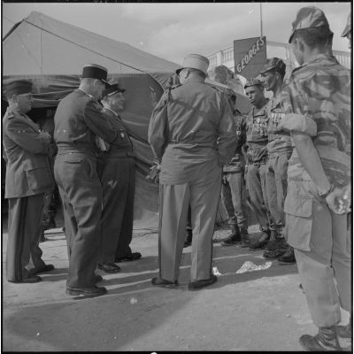 ImagesDéfense - Autorités militaires au commando Georges. Sur la droite ...