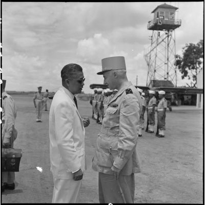 ImagesDéfense - Le général Navarre, commandant en chef en Indochine ...