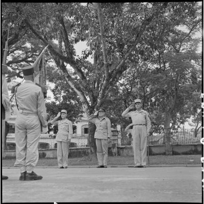 ImagesDéfense - Le général Navarre, le général Cogny et le général ...