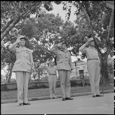 ImagesDéfense - Arrivée du général Navarre à Hanoï.
