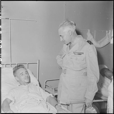 ImagesDéfense - Visite de l'hôpital militaire Lanessan par le général ...