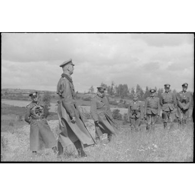 ImagesDéfense - Le général (Generalmajor) Hans-Georg Reinhardt inspecte ...