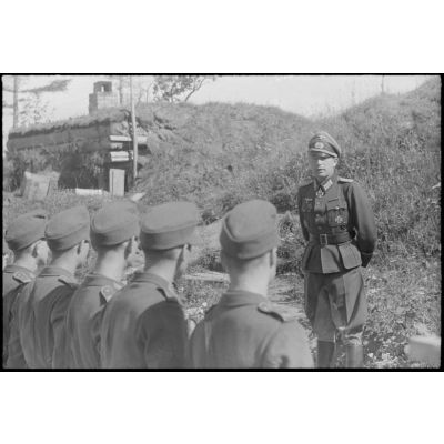 ImagesDéfense - Le général (Generalmajor) Hans-Georg Reinhardt inspecte ...