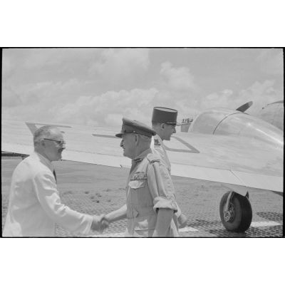 ImagesDéfense - Visite du général britannique Douglas Gracey.