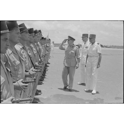 ImagesDéfense - Visite du général britannique Douglas Gracey.