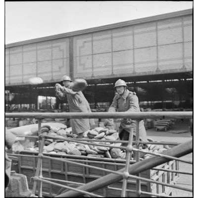 ImagesDéfense - La manoeuvre ou le plan Dyle-Bréda : embarquement de ...