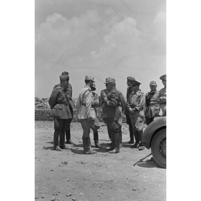 ImagesDéfense - Lors de la visite du camp de prisonniers britannique de ...