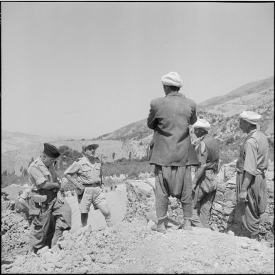 ImagesDéfense - Le général Simon entouré de ses officiers d'état-major.