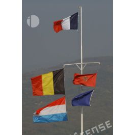 ImagesDéfense - Le mât des couleurs.