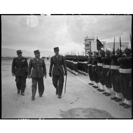 ImagesDéfense - Le général Philippe Leclerc passe en revue des troupes ...