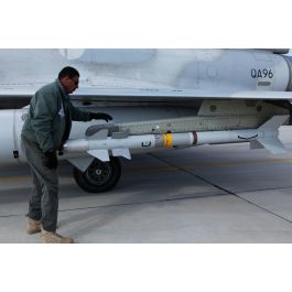 ImagesDéfense - Le mécanicien de piste vérifie un missile Matra R-550 ...