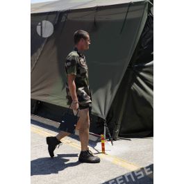 ImagesDéfense - Un technicien transporte des boîtiers images pour Pod ...