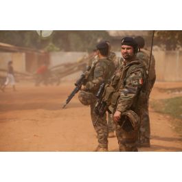 ImagesDéfense - Militaires français et italiens de l'EUFOR-RCA lors d ...