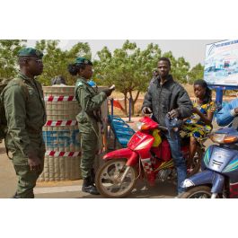 ImagesDéfense - Point de contrôle routier aux abords de l'aéroport ...