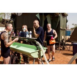ImagesDéfense - Vie quotidienne sur le camp du 3e RIMa. Toilette des ...