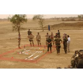 ImagesDéfense - Présentation du futur camp de Goz Beida sur caisse à sable.