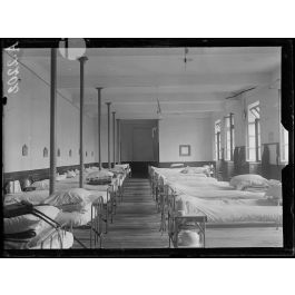 ImagesDéfense - Ceilhes (Hérault). Hôpital sanitaire n°60. Une salle ...
