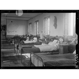 ImagesDéfense - Besançon (Doubs). Hôpital sanitaire n°1. Une salle ...