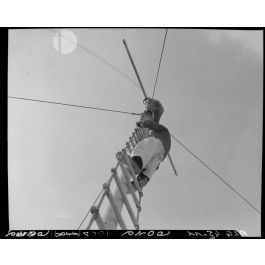 ImagesDéfense - Vue en contre-plongée de deux marins sur une échelle ...